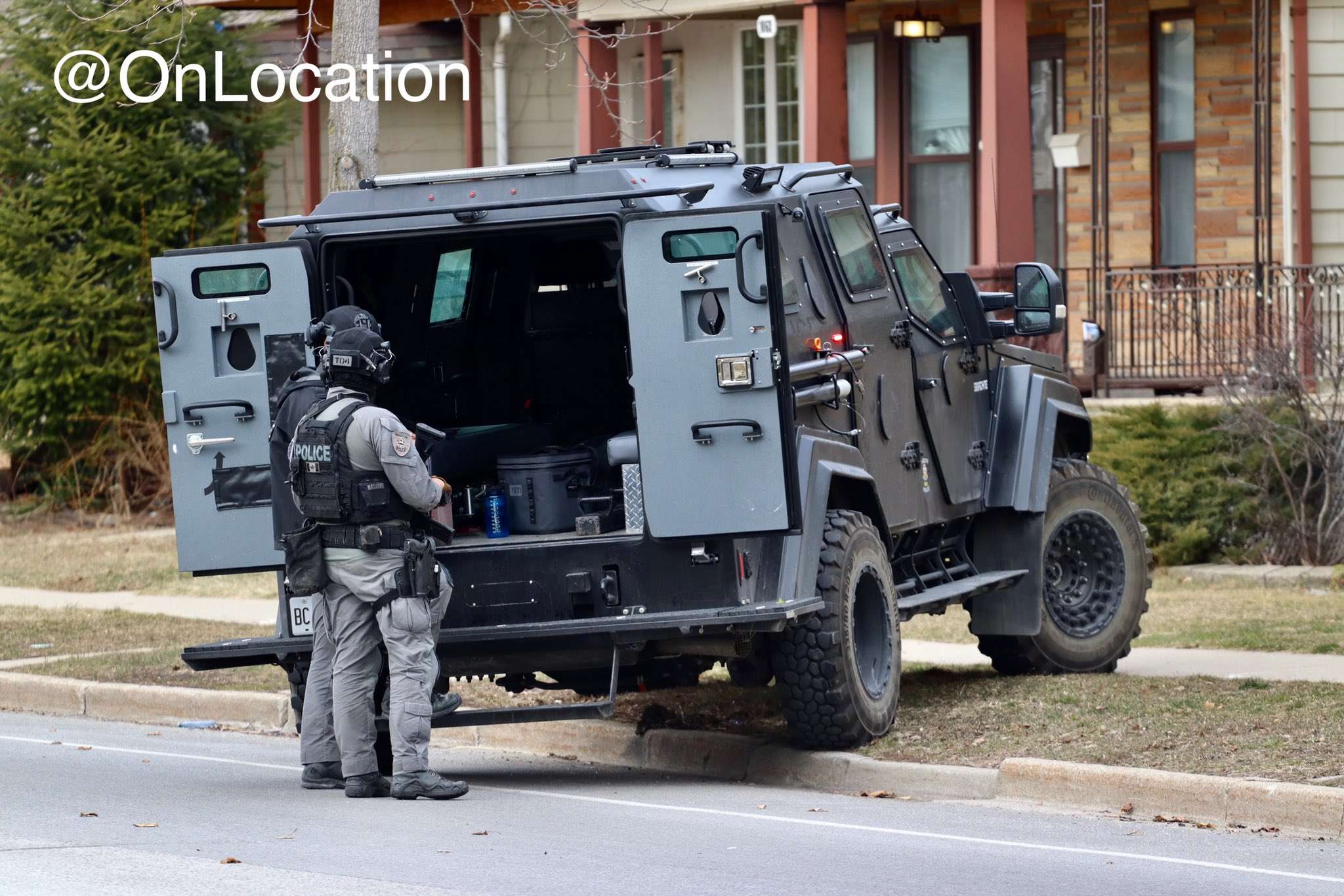 UPDATE: replica firearms seized after standoff