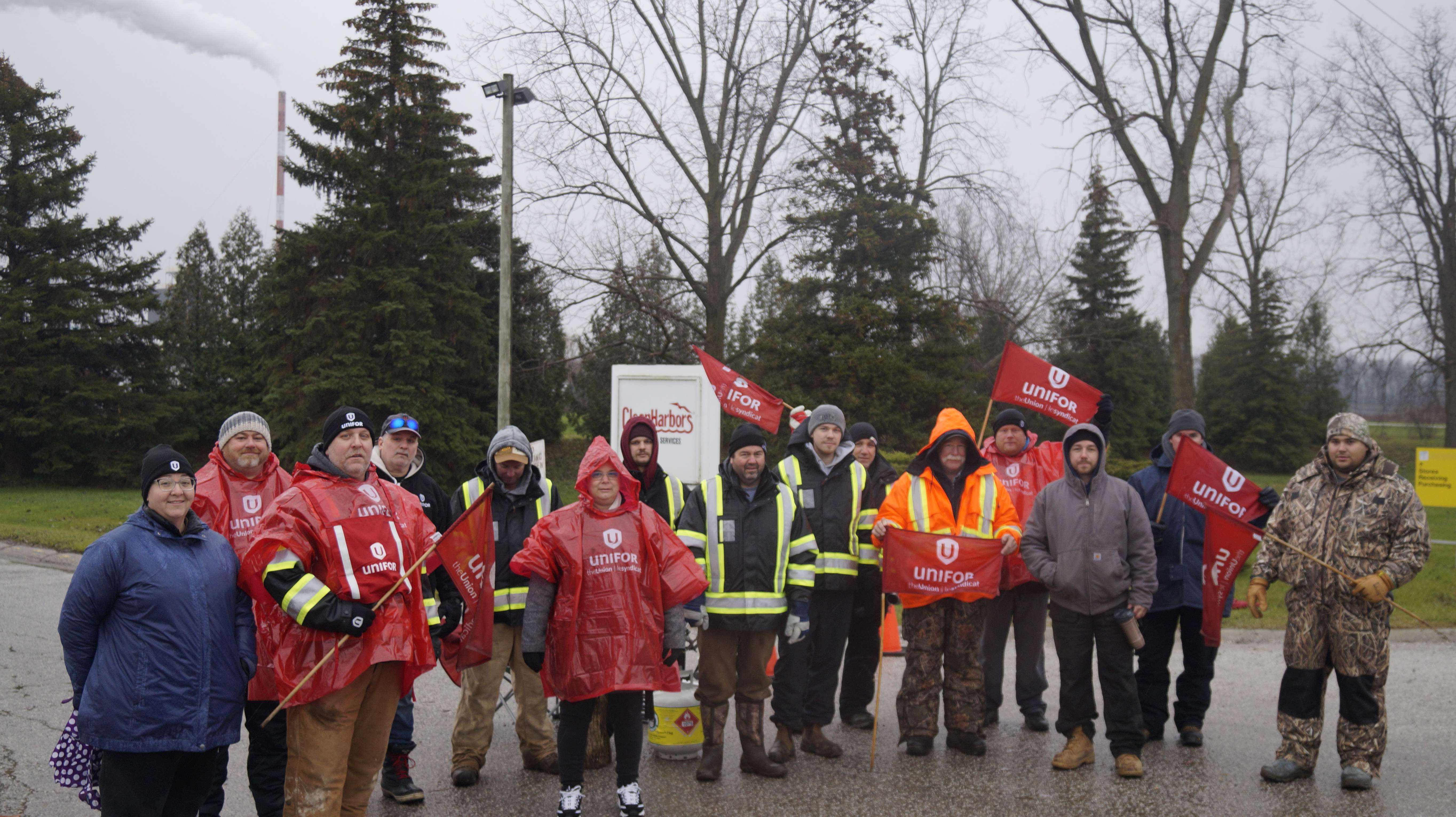 Striking landfill workers 'aggravated' to see replacement workers ...