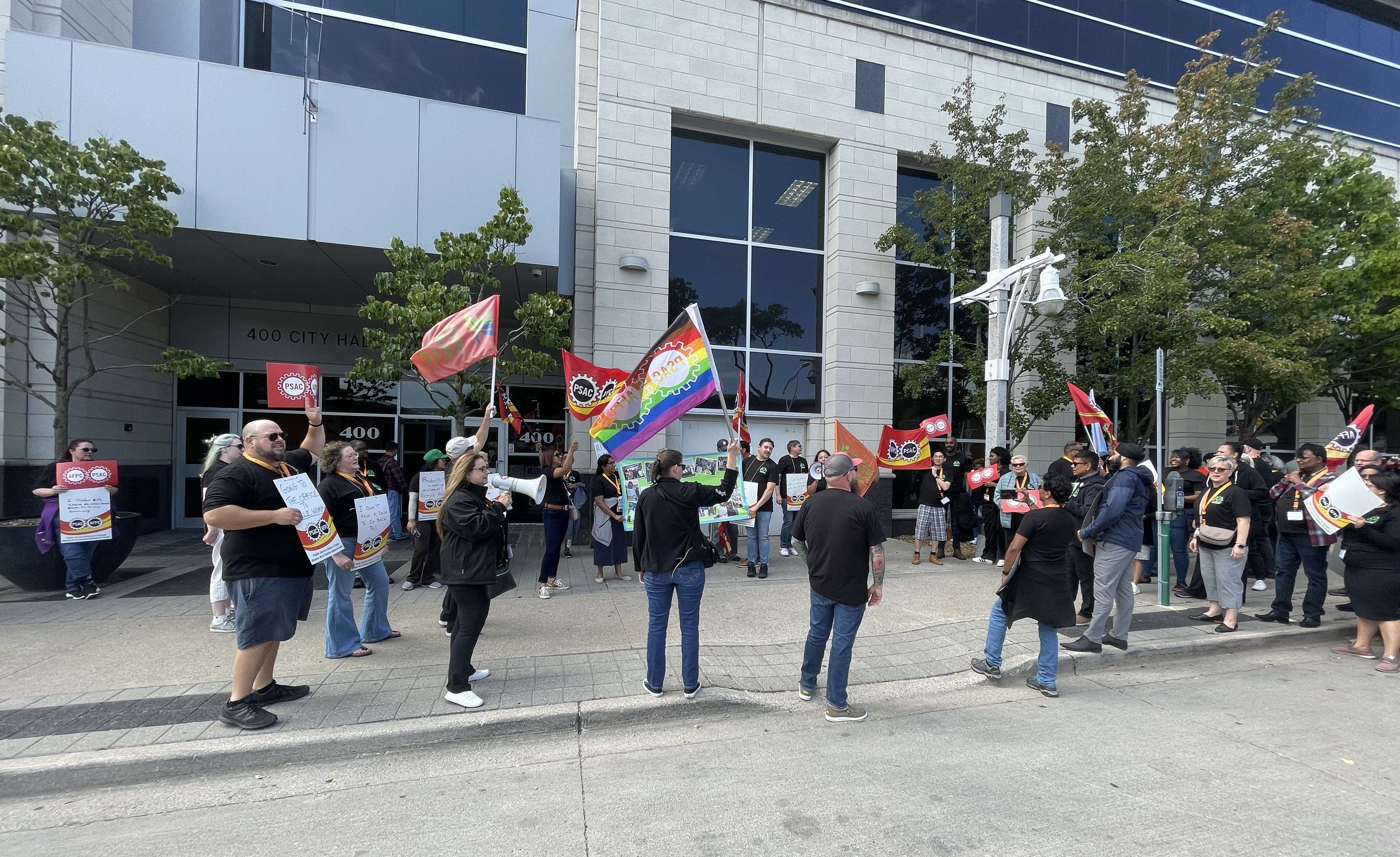 Government employees fight return-to-office mandate