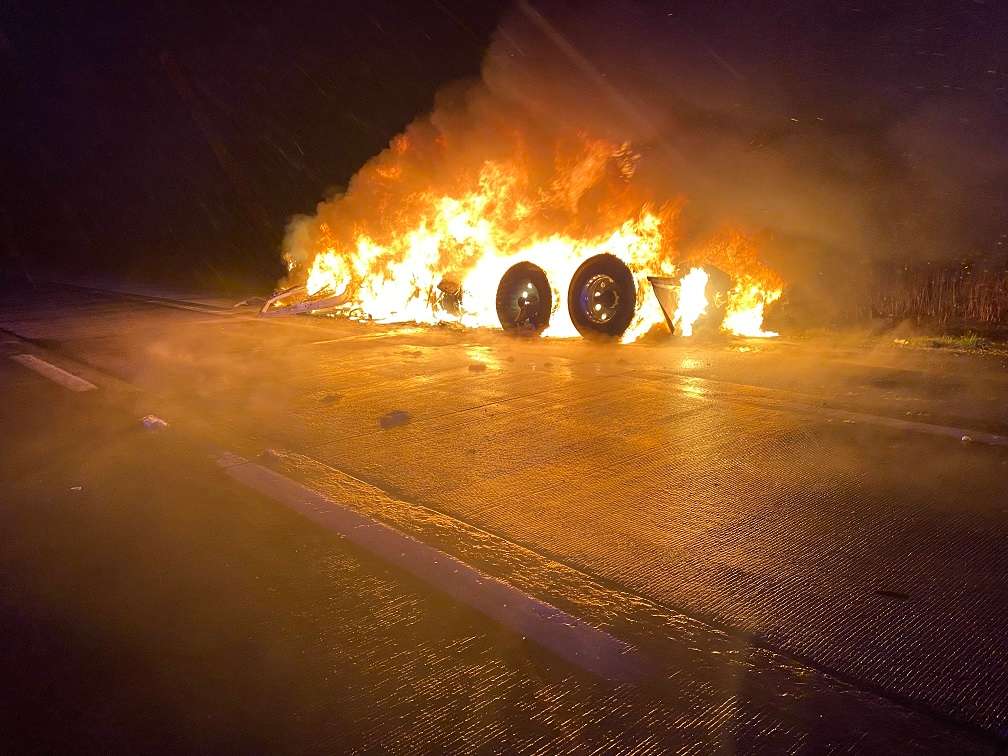 Lakeshore Fire responds to vehicle fire on Hwy. 401