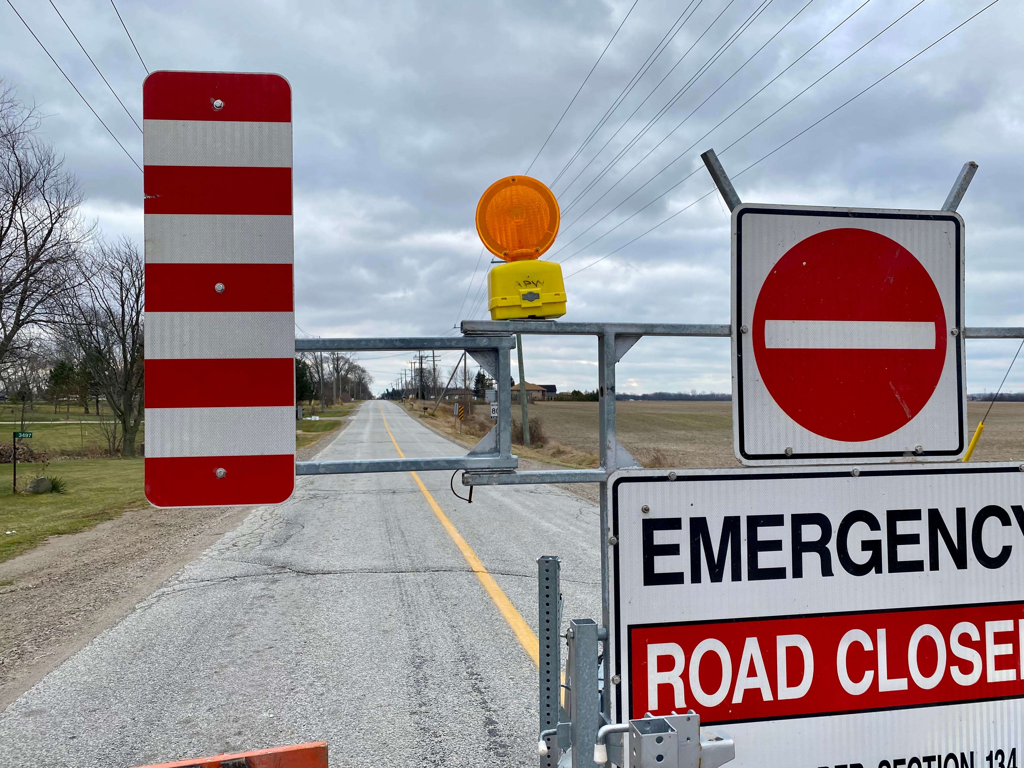 Downed hydro poles closes section of Concession Road 3 in Amherstburg