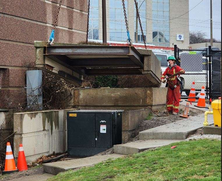 Crane lifts 12,000 pound encasement at Sarnia Police Headquarters (GALLERY)